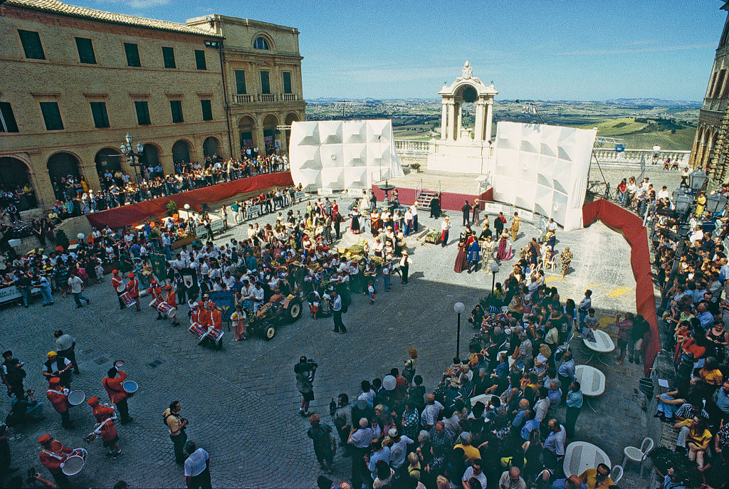 The opera, the wines and ancient games, in the festivals of Marche